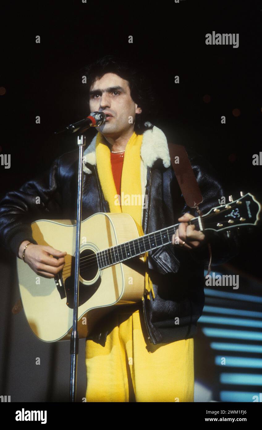 Cantante che canta hi-res stock photography and images - Alamy