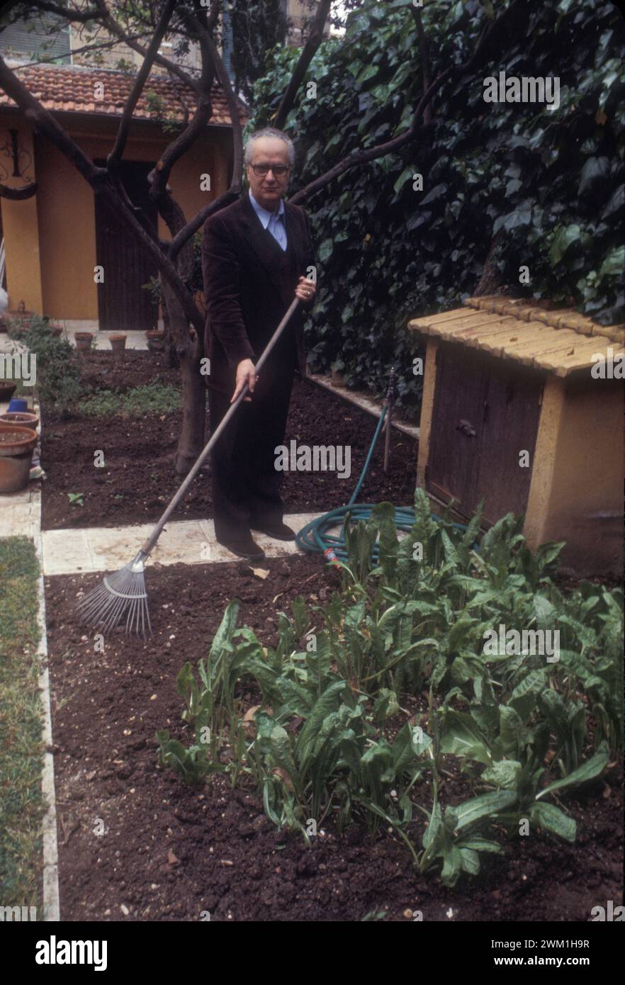 4069082 Italian TV journalist Jader Jacobelli in the garden of his ...