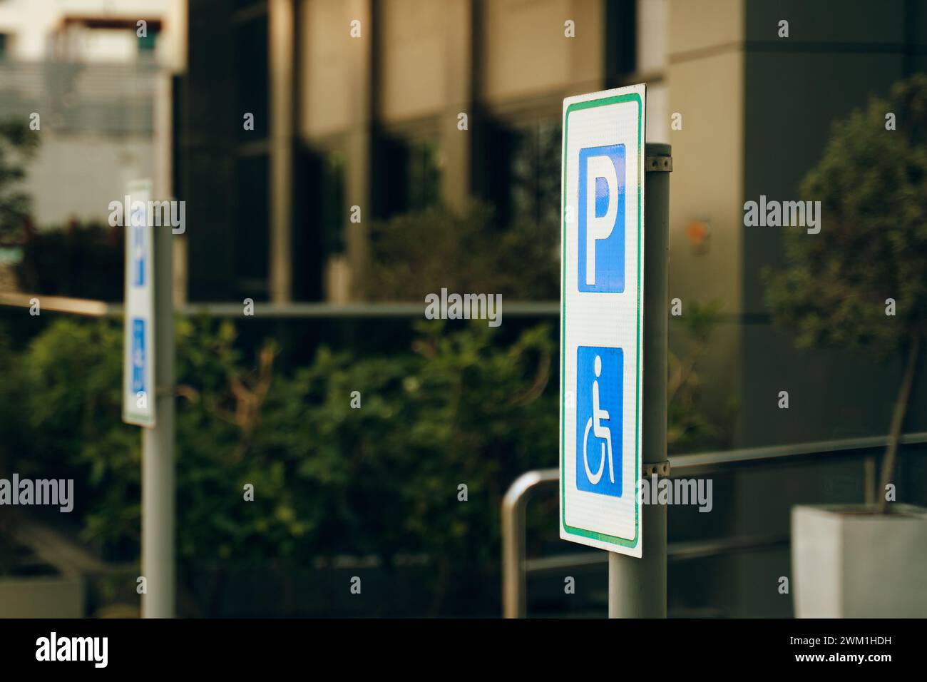 Electric vehicle parking restriction sign hi-res stock photography and ...