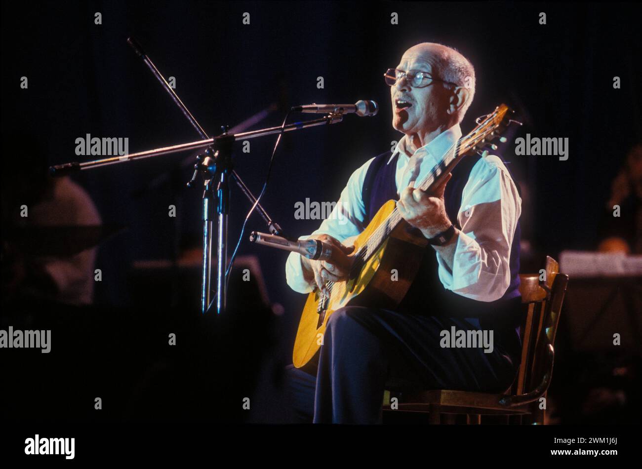 Cantanti napoletani hi-res stock photography and images - Alamy