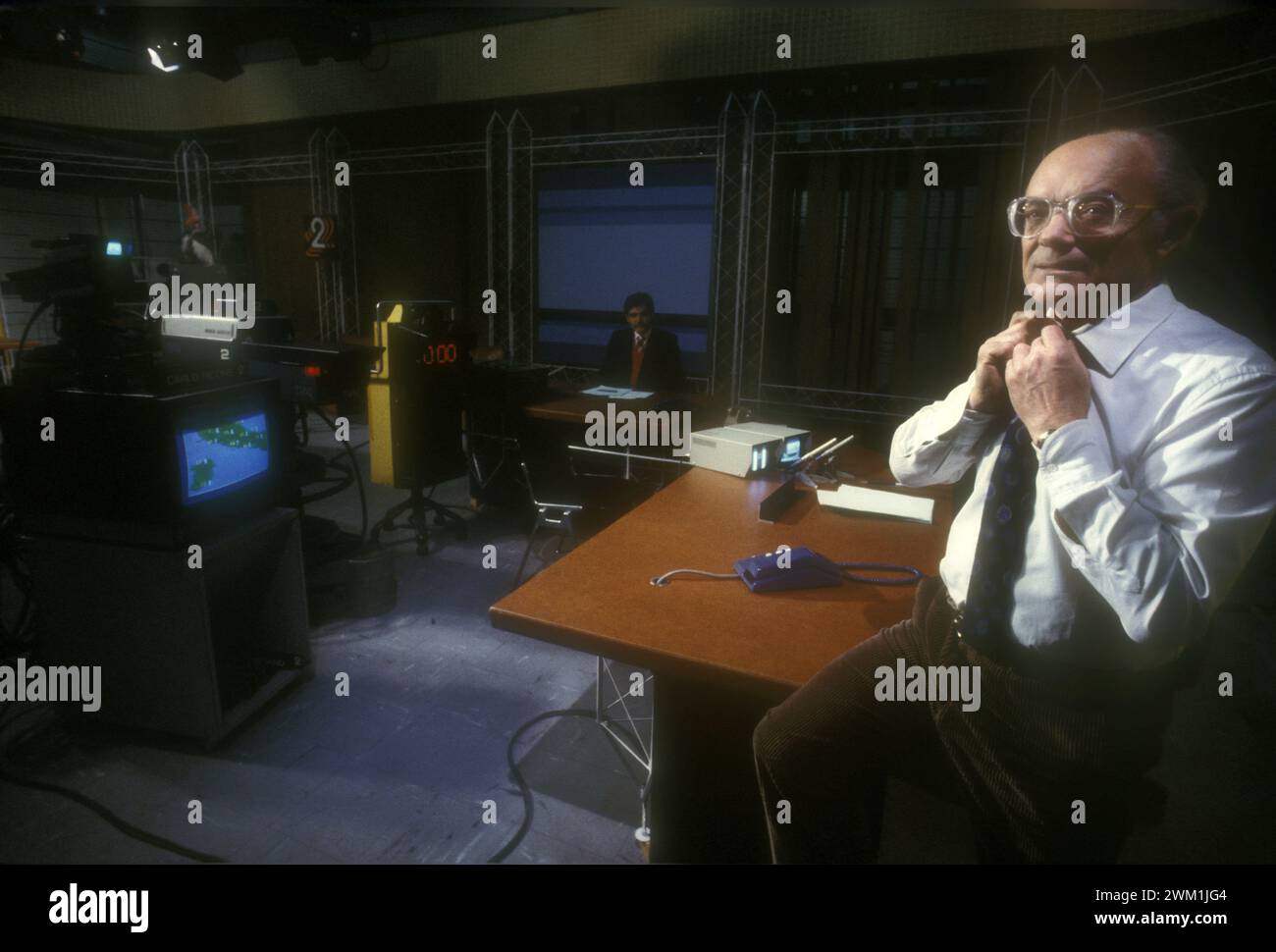 4069734 Italian TV journalist Mario Pastore in the studio of TV news TG ...