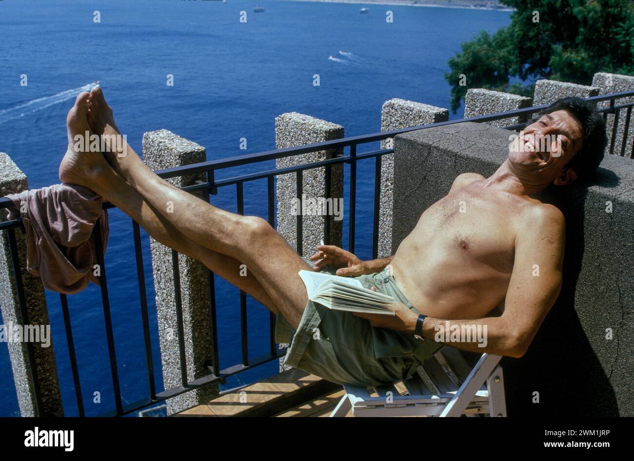 Personaggi che leggono al mare hi-res stock photography and images - Alamy