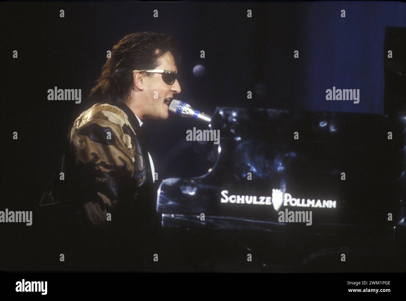 MME4704079 French singer Gilbert Montagne at the Sanremo Festival in ...