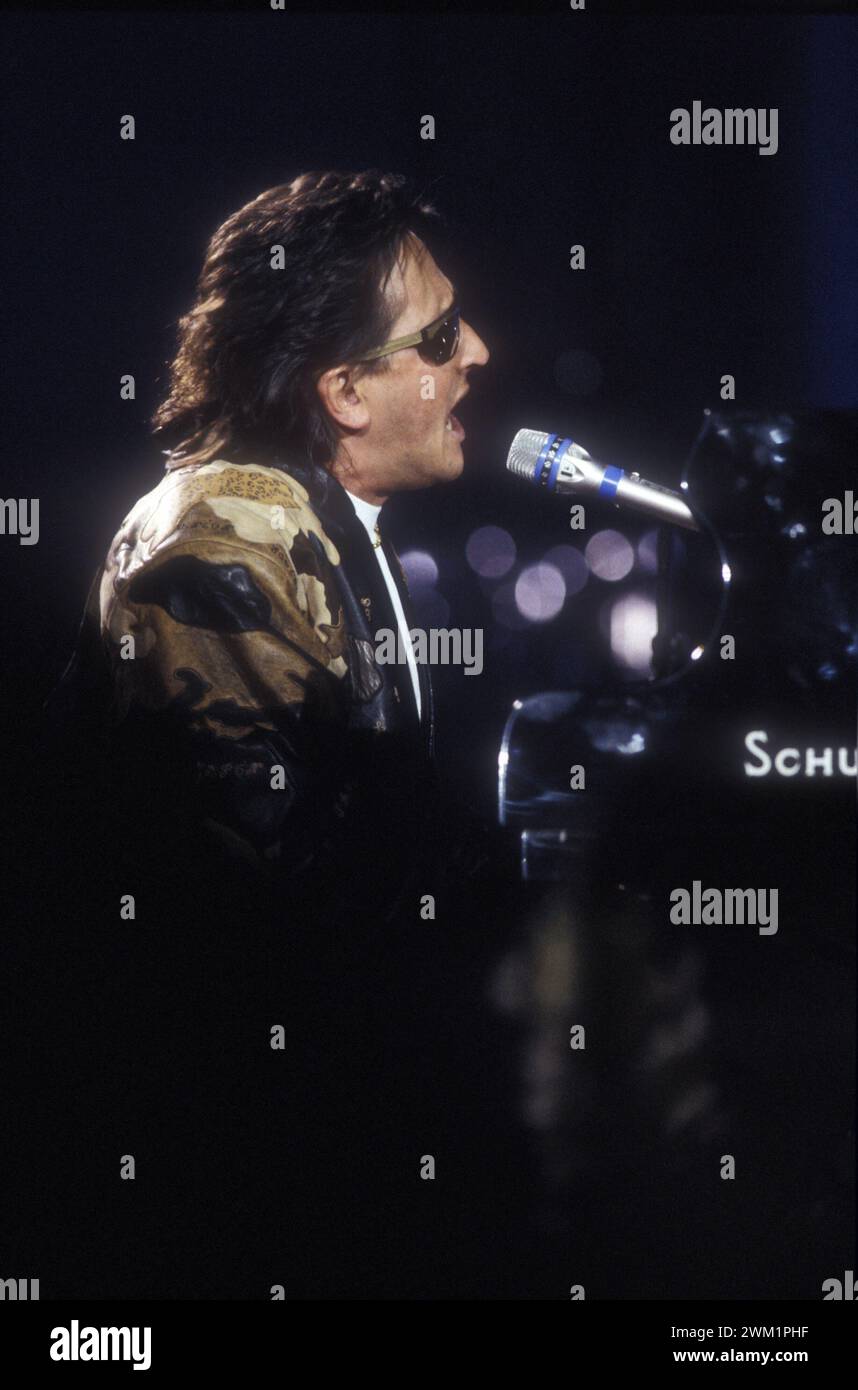 MME4704069 French singer Gilbert Montagne at the Sanremo Festival in ...