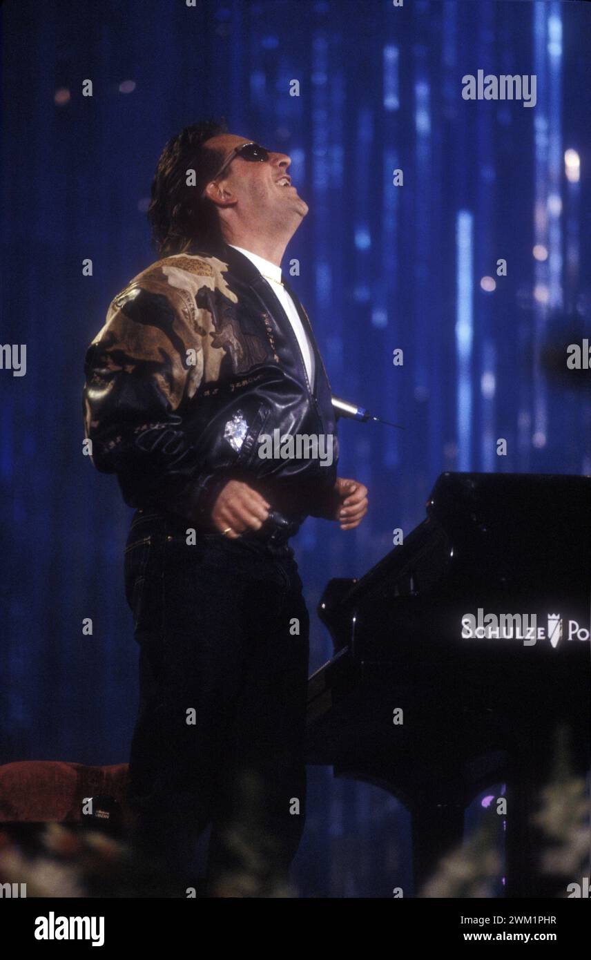 MME4704118 French singer Gilbert Montagne at the Sanremo Festival in ...