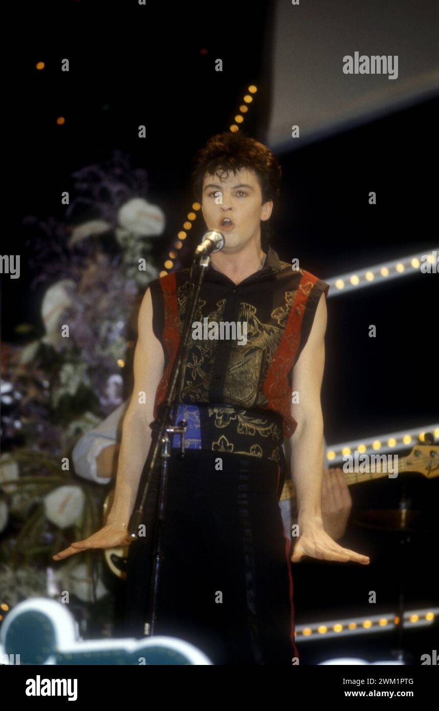 MME4706408 singer Pop Paul Young on stage.; (add.info.: singer Pop Paul ...