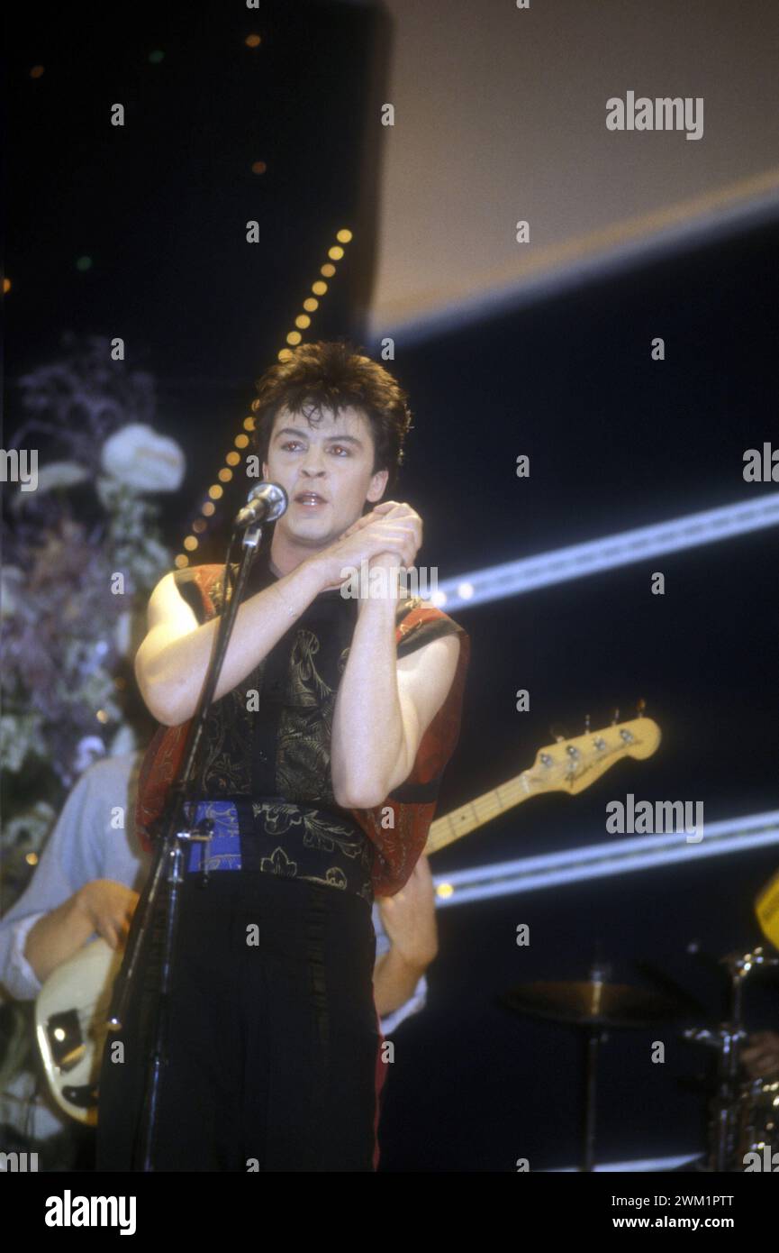 MME4706420 singer Pop Paul Young on stage.; (add.info.: singer Pop Paul ...