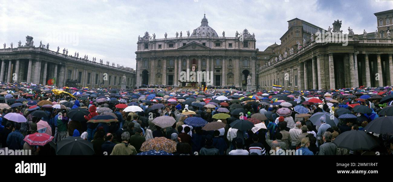 MME4709023 Panoramic view of the crowd gathered in the rain on St ...