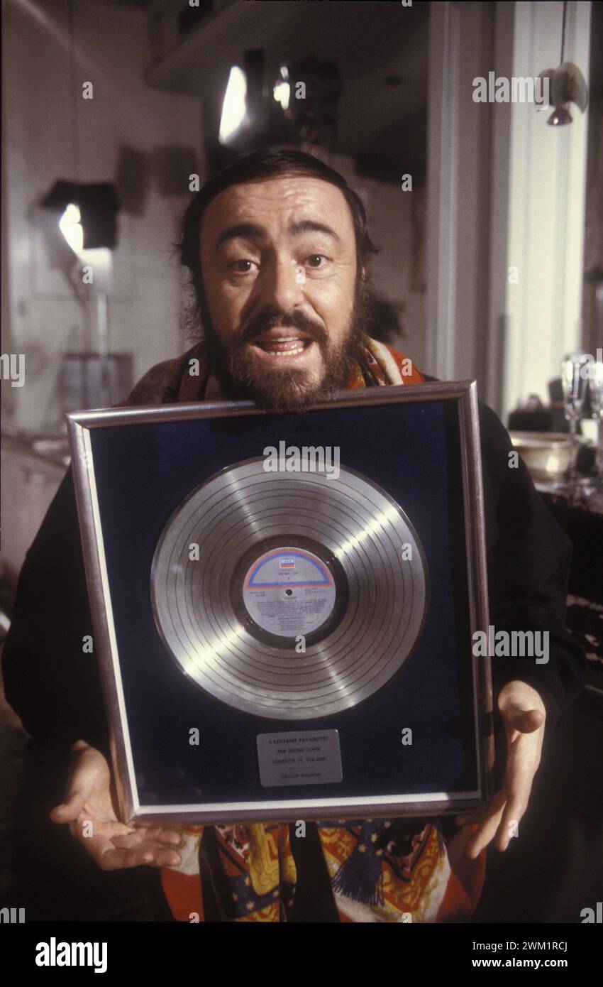 MME4711565 The lyrical singer Luciano Pavarotti holding his platinum ...