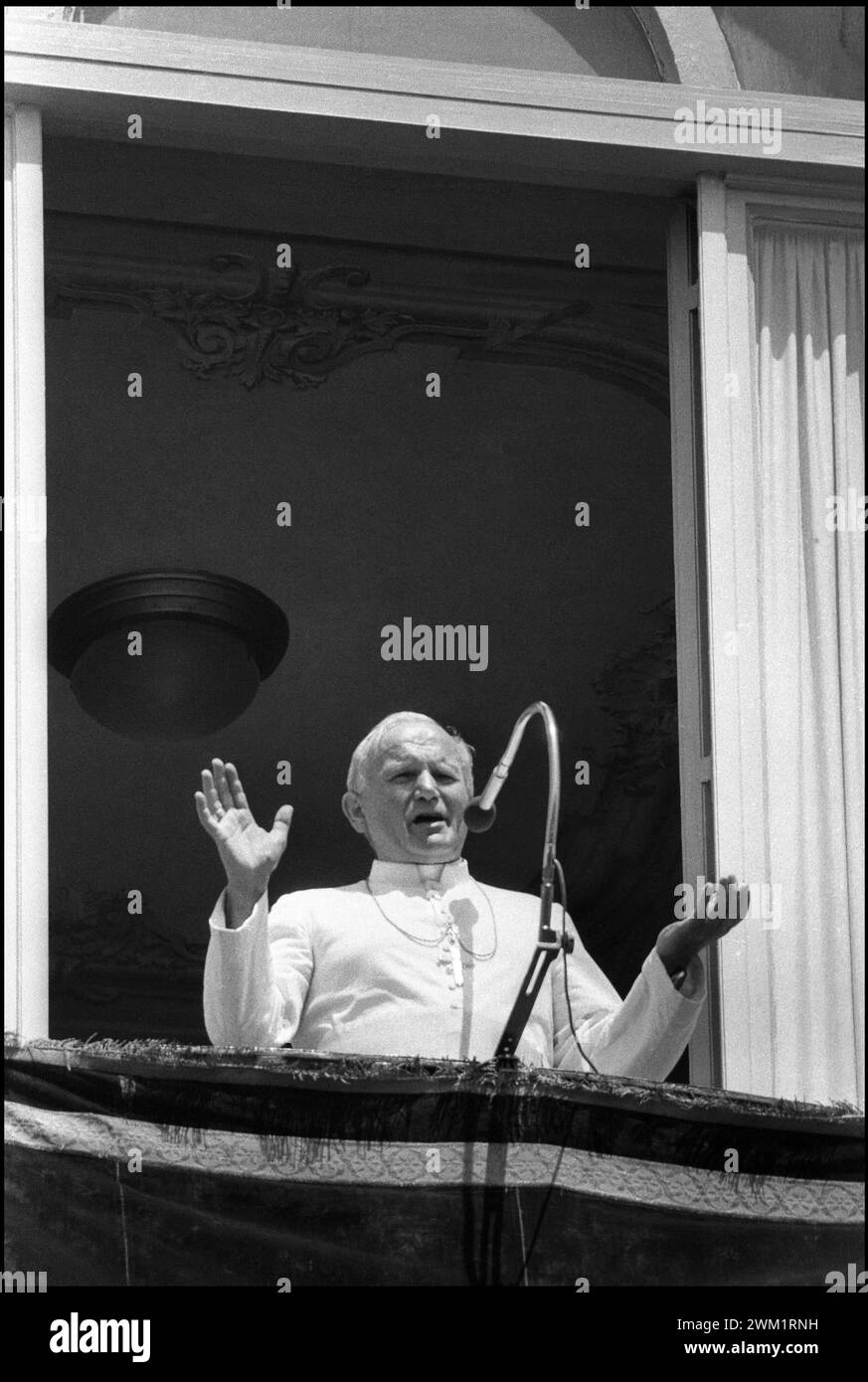 MME4714587 POPE JOHN PAUL II blessing from the window of the Apostolic Palace, Vatican City ...