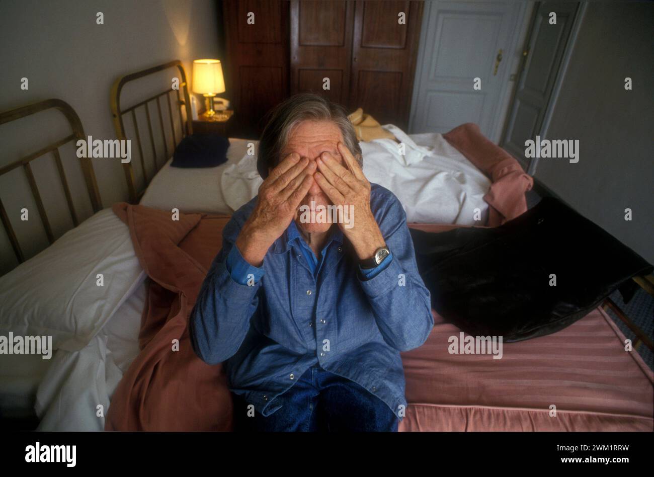 MME4715055 Music composer JOHN CAGE in a hotel room, Perugia 1992/JOHN ...