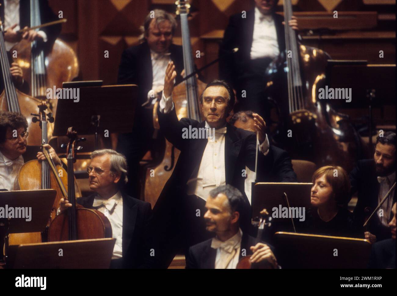 MME4716002 Claudio Abbado conducting the Berlin Philharmonic Orchestra ...