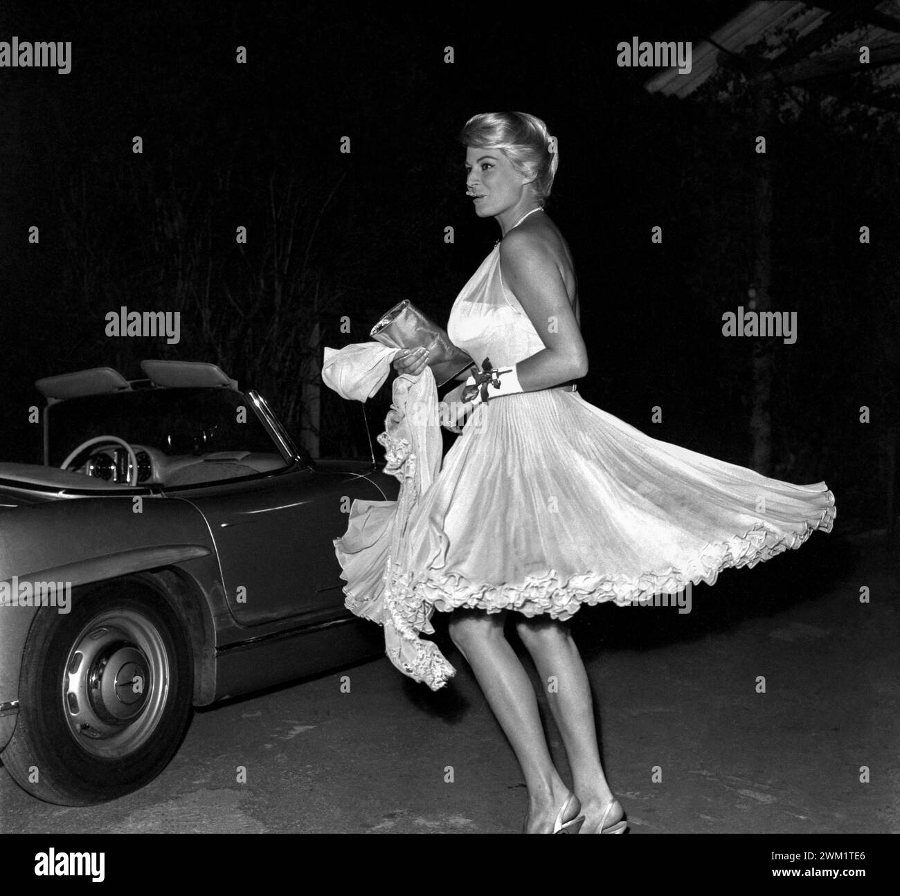 MME4722381 Rome, 1961. Swedish actress Anita Ekberg, wearing an evening ...