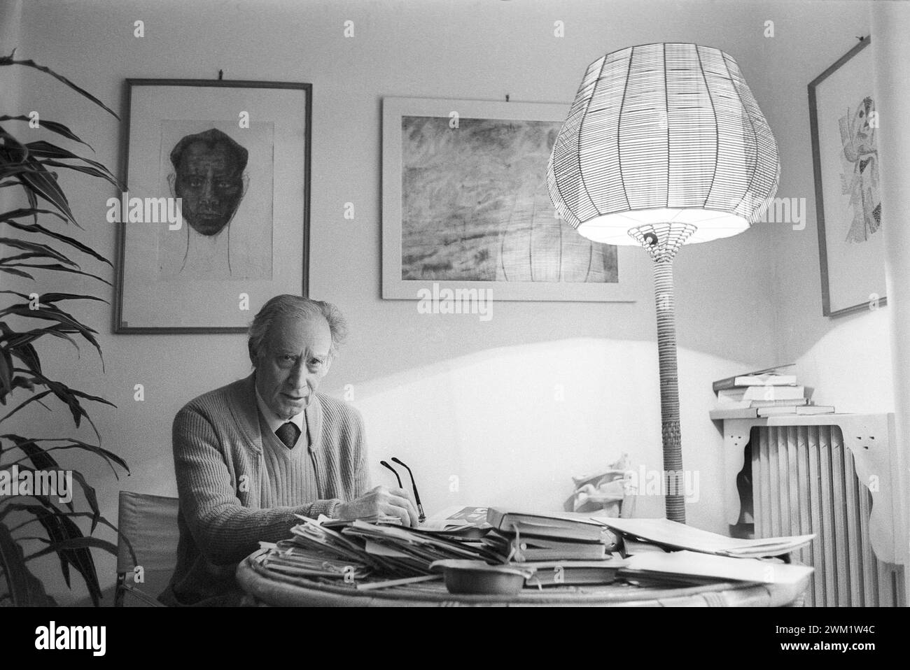 MME4728488 Florence, 1979. Italian poet Mario Luzi in his home/Firenze ...