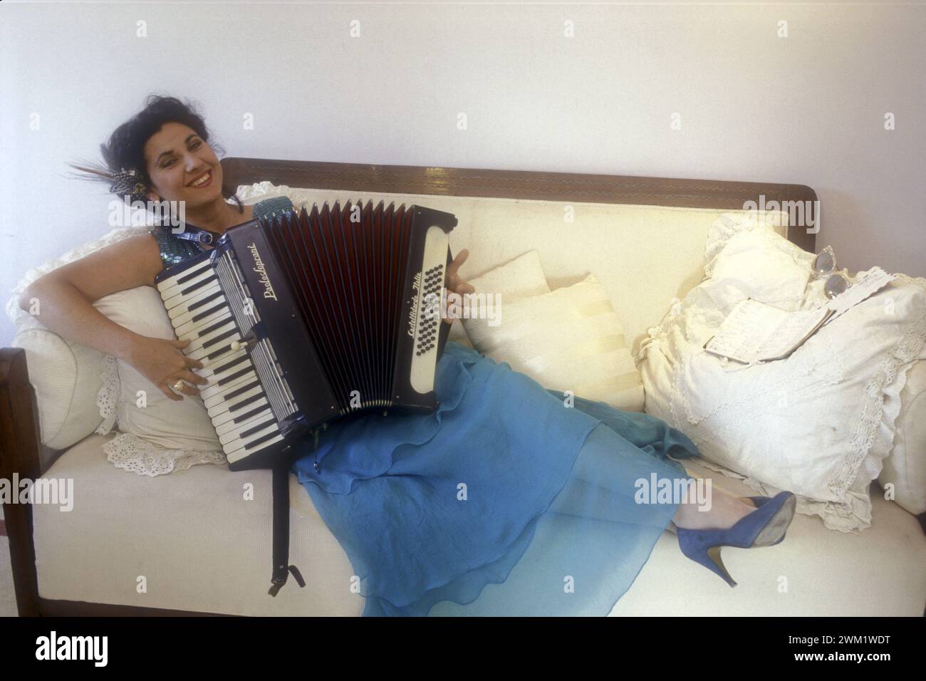 MME4731963 Rome, 1986. Italian actress Marisa Laurito in her house/Roma ...