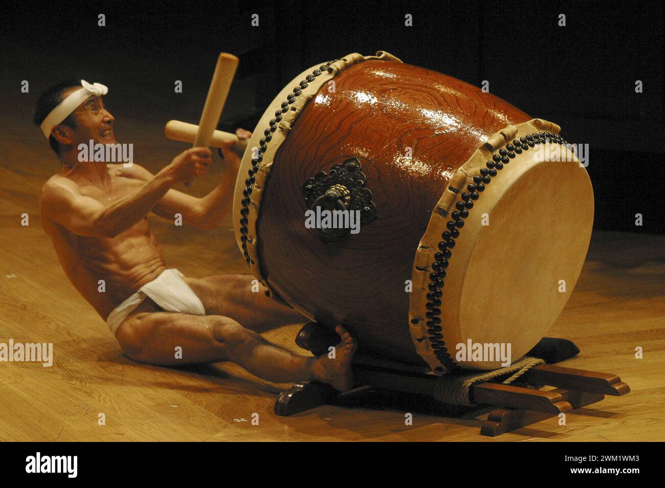 Suonatori di taiko hi-res stock photography and images - Alamy