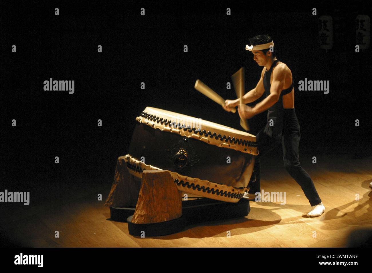 Suonatori di taiko hi-res stock photography and images - Alamy