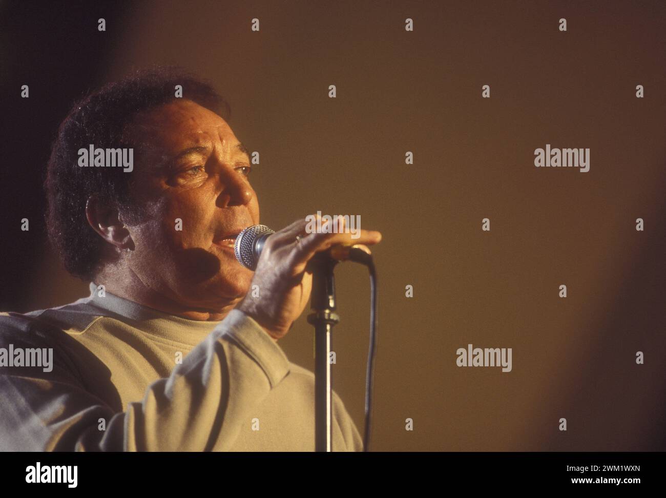 MME4736605 Vatican City, December 1999. British pop singer Tom Jones ...