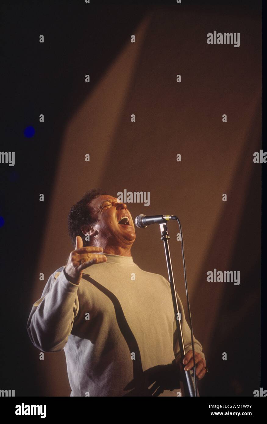 MME4736671 Vatican City, December 1999. British pop singer Tom Jones ...