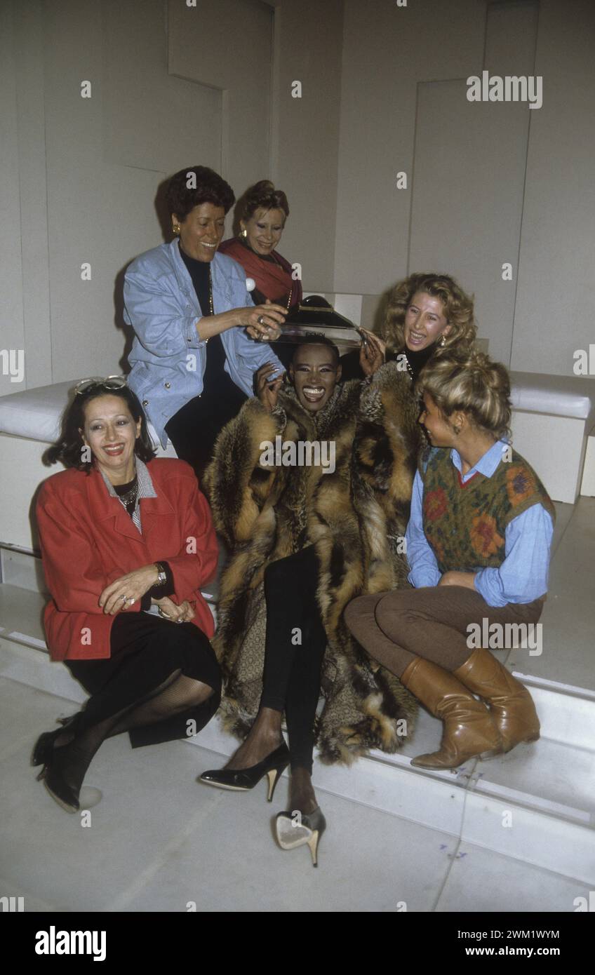 MME4736735 Rome, 1986. Model-singer Grace Jones and Fendi sisters ...
