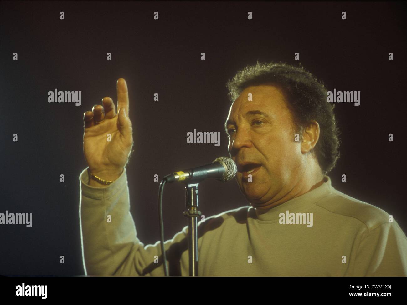 MME4736657 Vatican City, December 1999. British pop singer Tom Jones ...