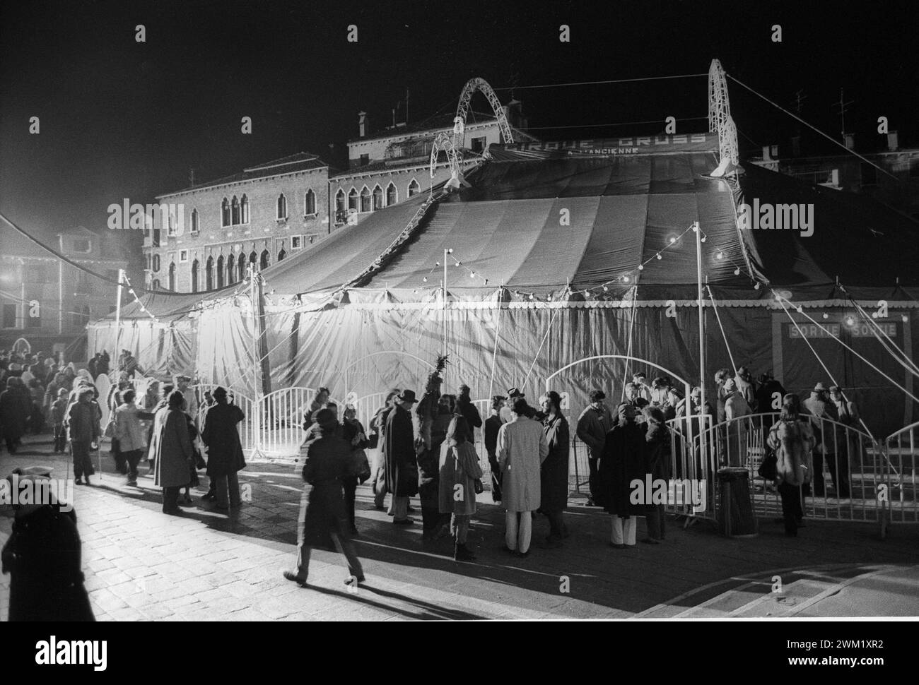 MME4742843 Venice Carnival 1981. The “” Cirque l'Ancienne”” (old-style ...