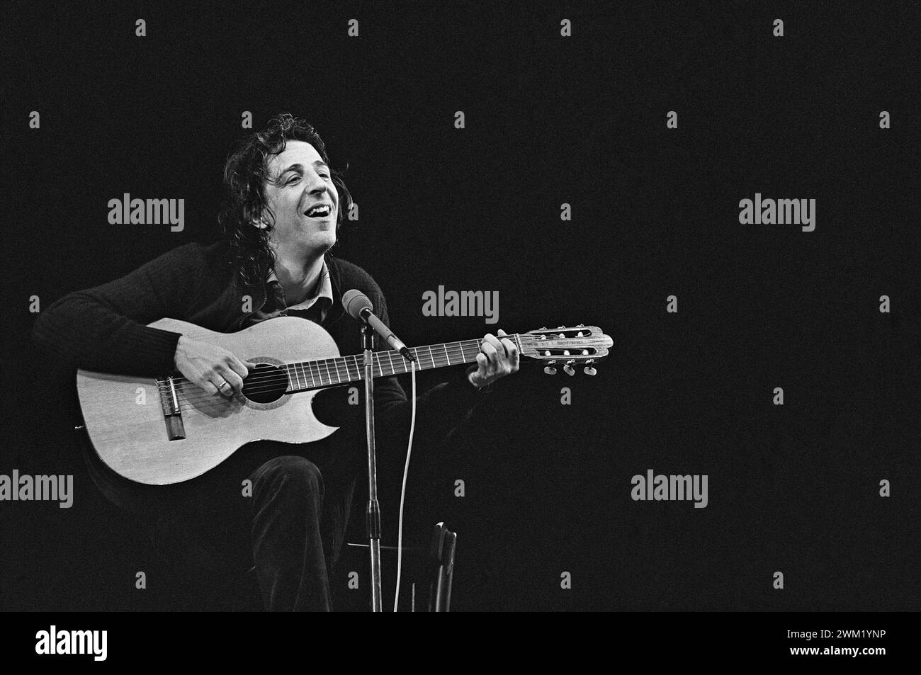 MME4748884 Italian singer and songwriter Giorgio Gaber performing (1982 ...