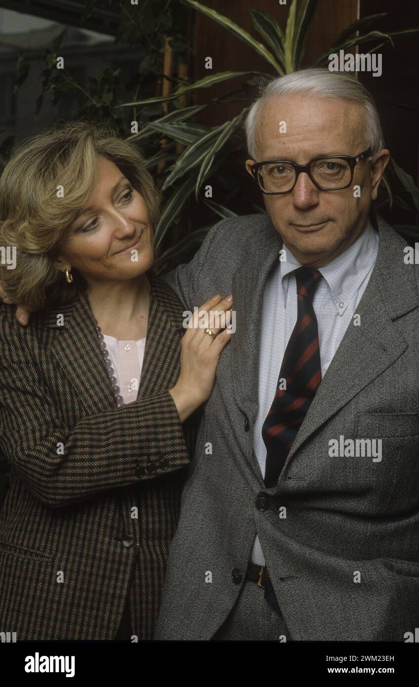 Giornalist gives hi-res stock photography and images - Alamy