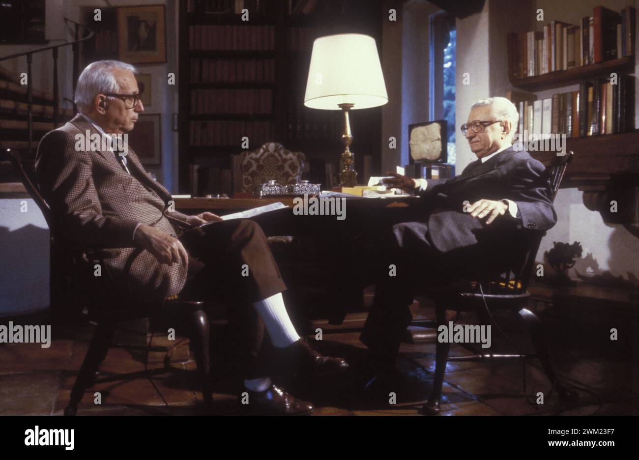 MME4770108 Italian journalist Enzo Biagi interviewing former president ...