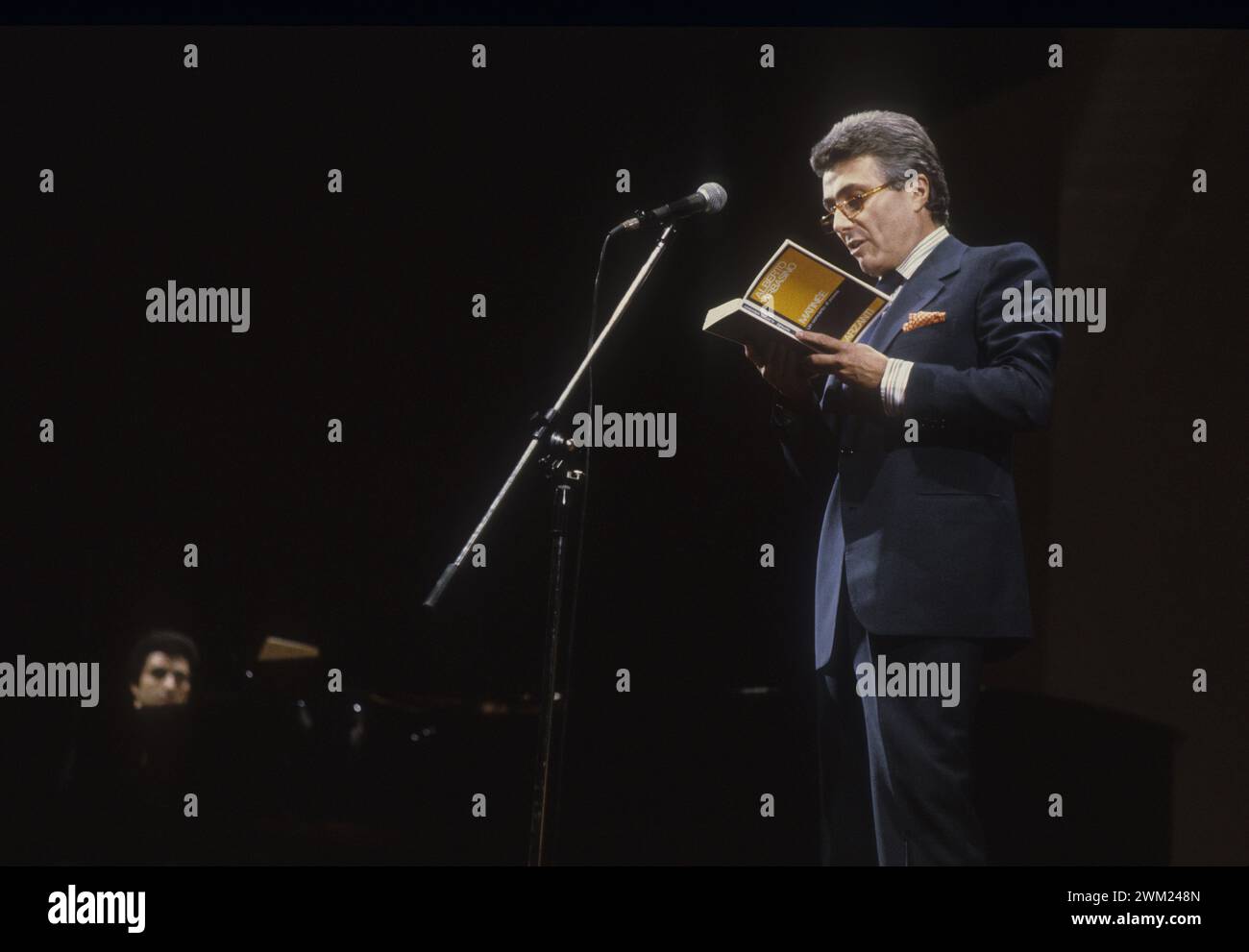 Reading leggere hi-res stock photography and images - Alamy