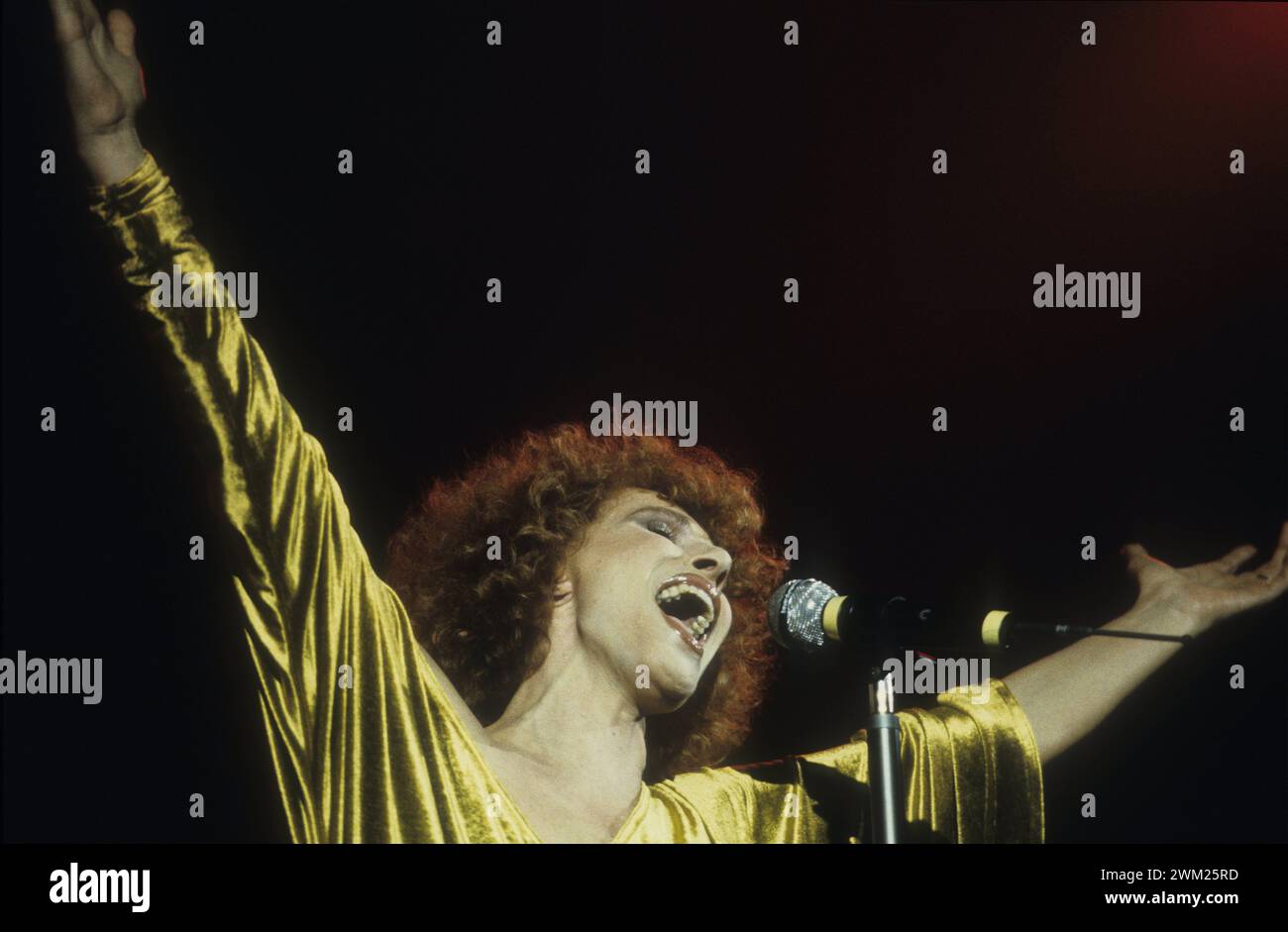 MME4782640 Italian pop singer Ornella Vanoni performing (1985)/La ...