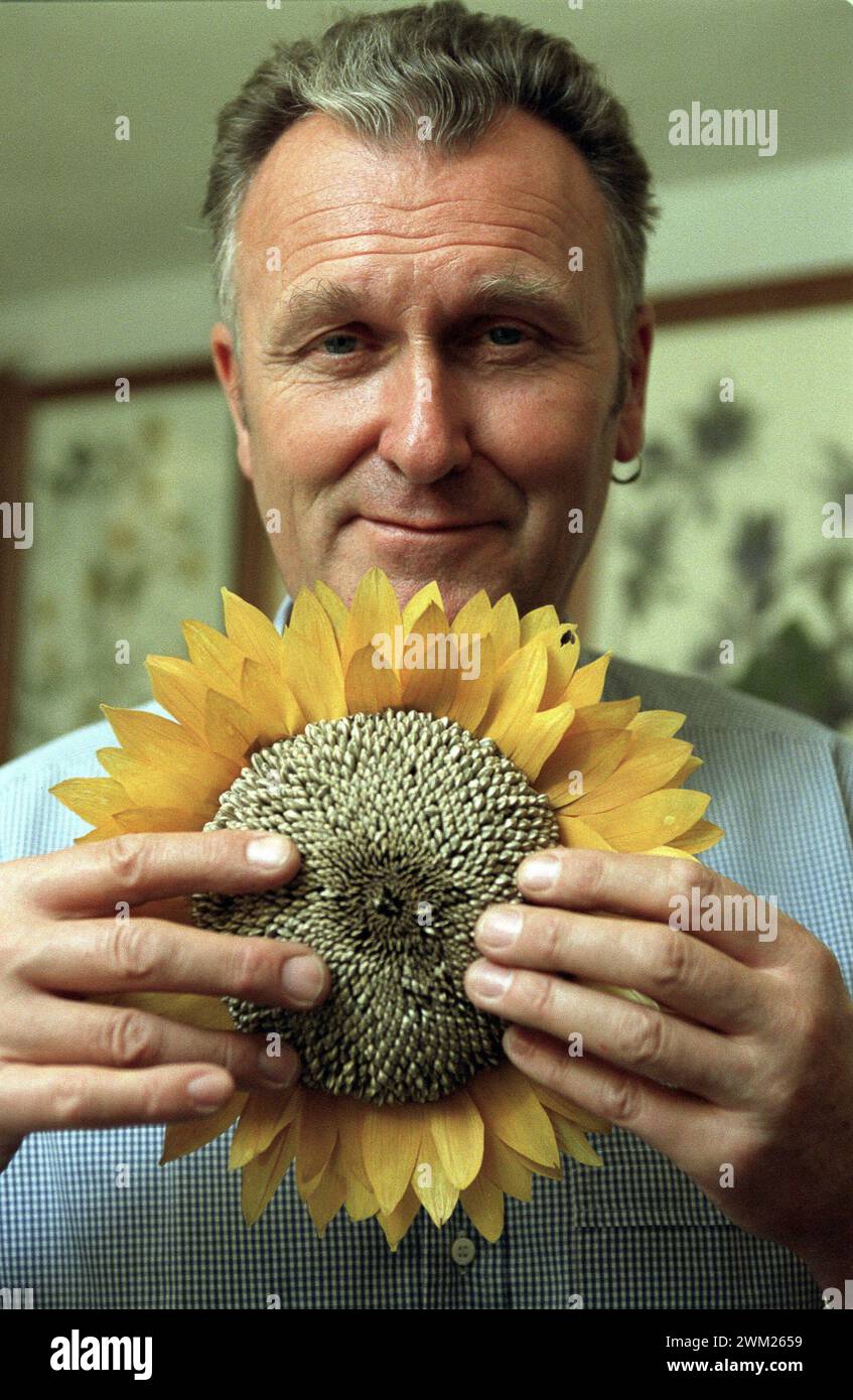MME4785419 Turin, December 6, 2000. British artist Stuart Thornton in his studio where he ...
