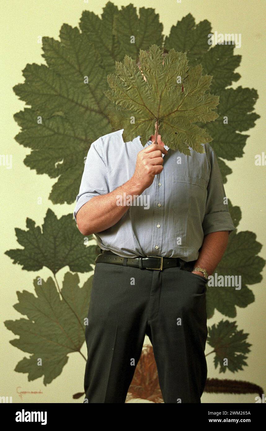 MME4785351 Turin, December 6, 2000. British artist Stuart Thornton in his studio where he ...