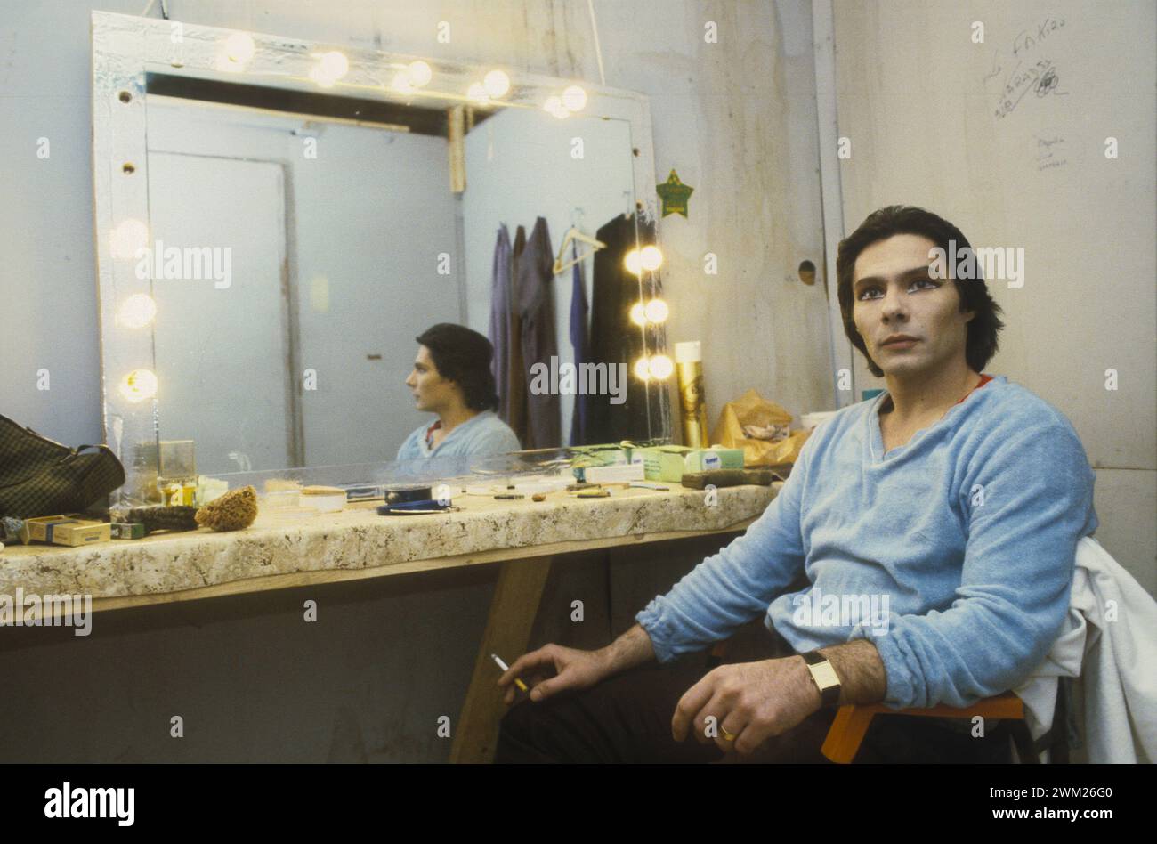 Danzatori rumeni hi-res stock photography and images - Alamy