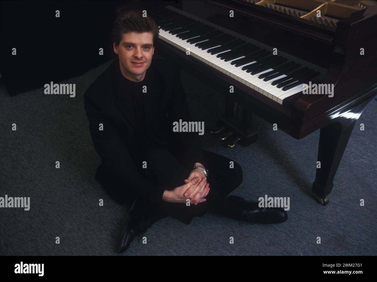 Celebrity full length posing singer hi-res stock photography and images ...