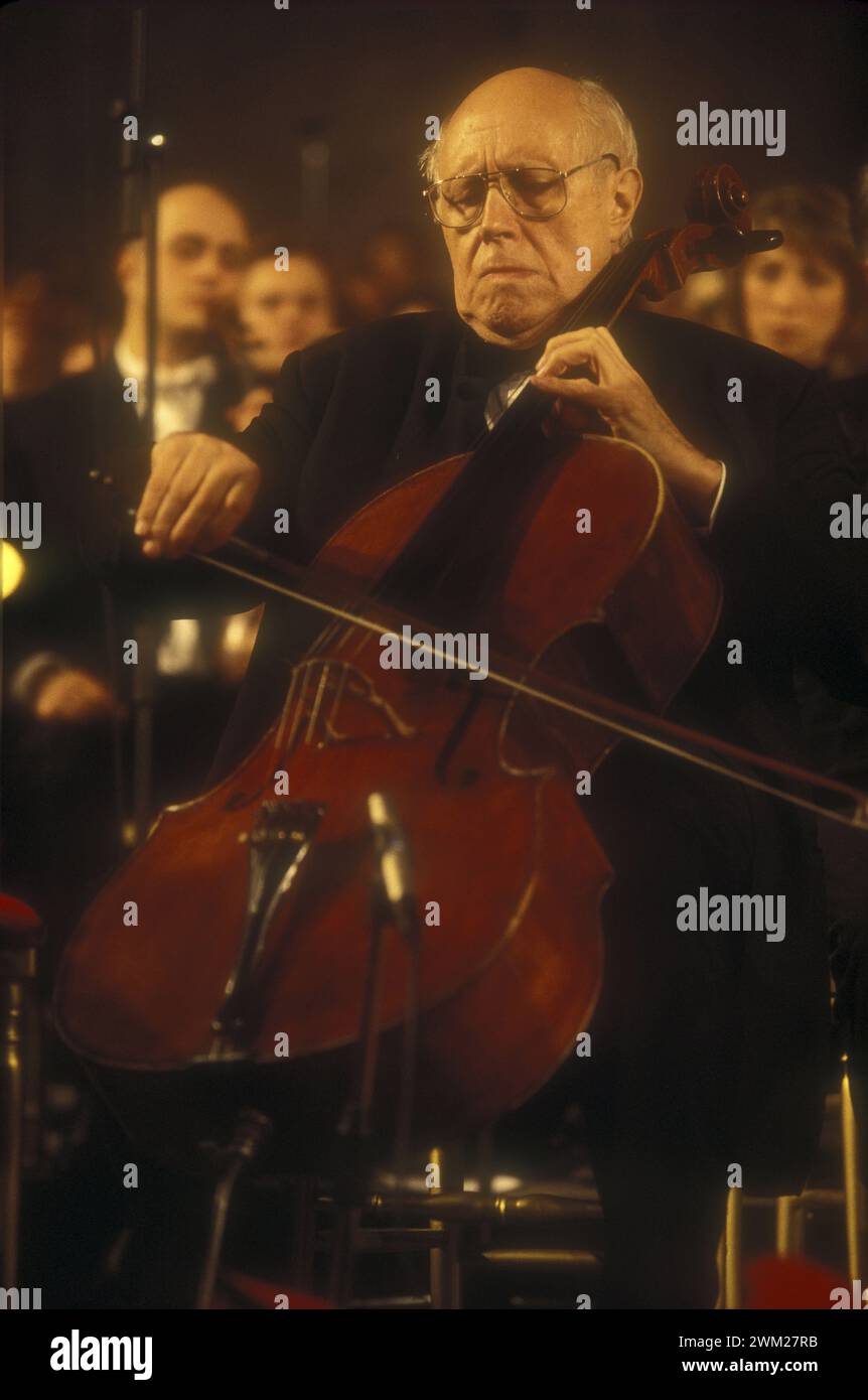 Violoncellisti russi hi-res stock photography and images - Alamy