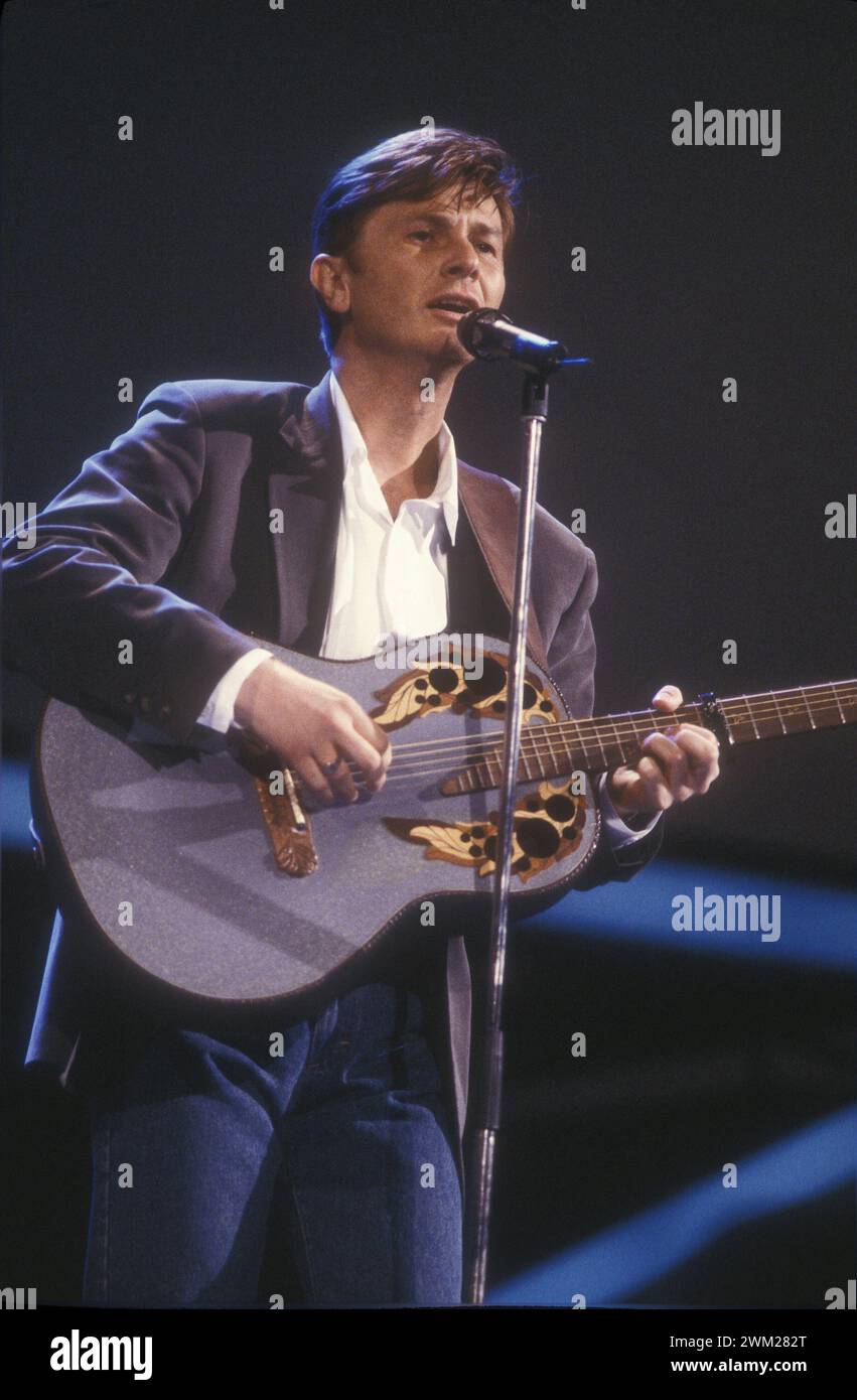 MME4796686 Sanremo Music Festival 1988. Italian singer-songwriter Ron ...