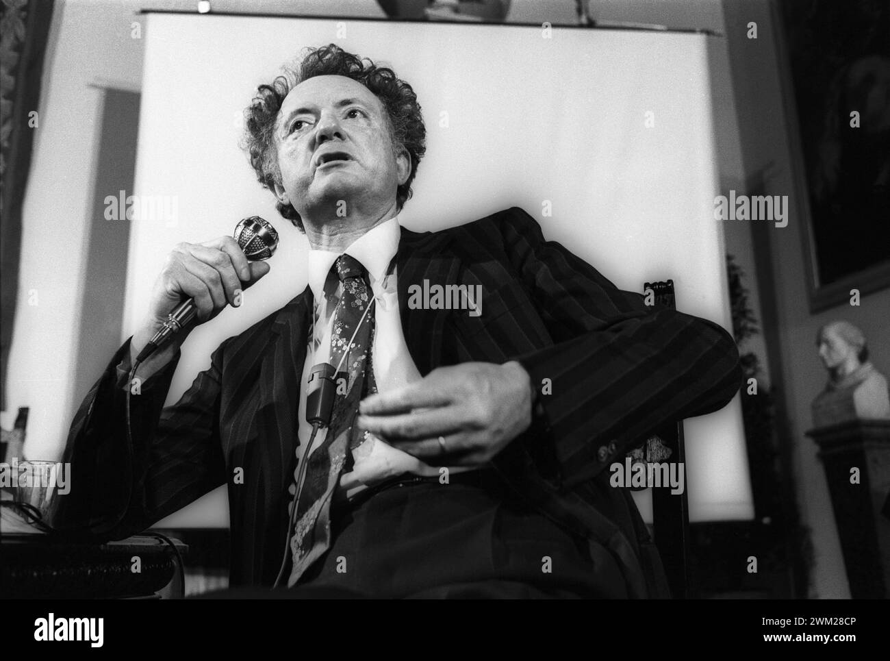 MME4798594 Italian physicist Tullio Regge during a lesson (1981)/Il ...