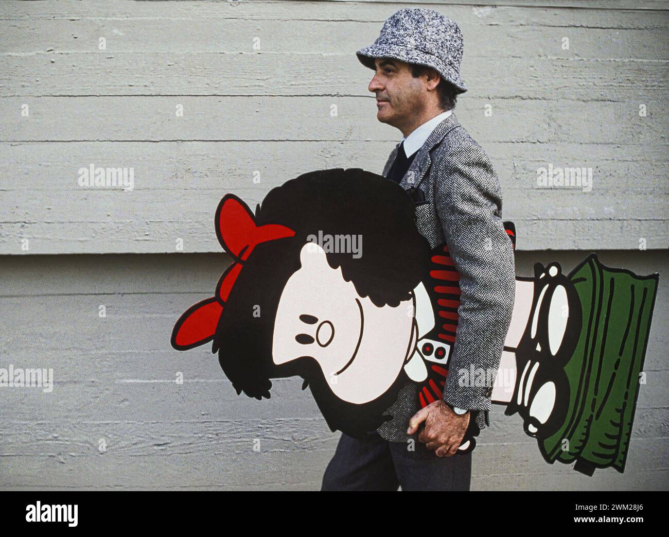 MME4799974 Lucca, 1984. Argentinian cartoonist Quino carrying an ...