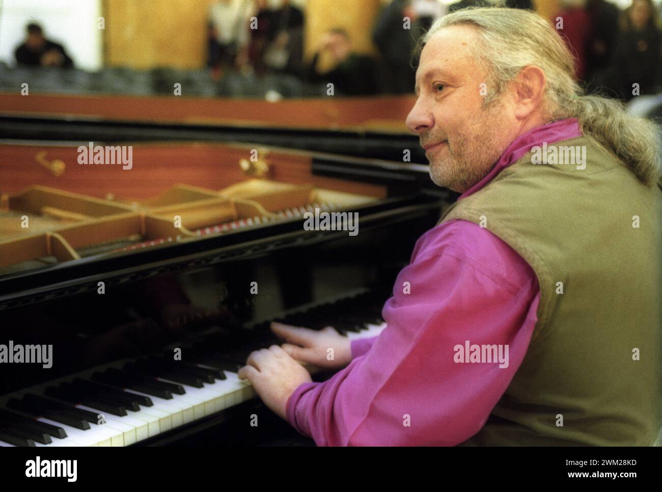 Suonare pianoforte hi-res stock photography and images - Alamy