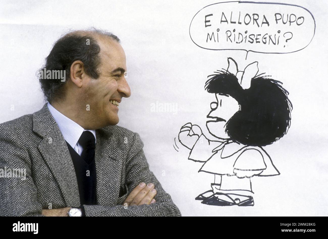 MME4800115 Lucca, 1984. Argentinian cartoonist Quino posing next to a ...