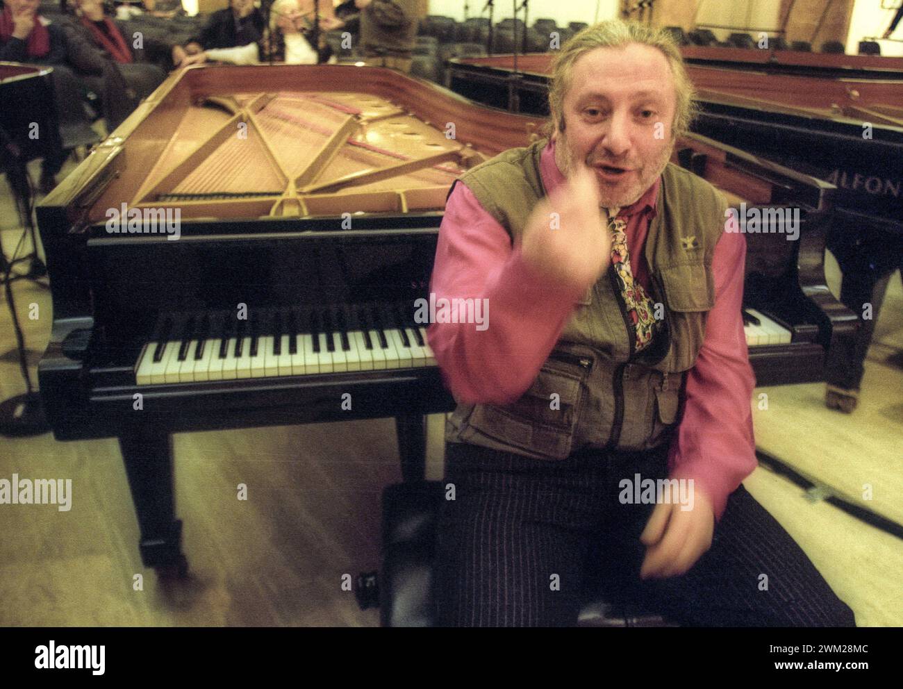 Al pianoforte hi-res stock photography and images - Alamy