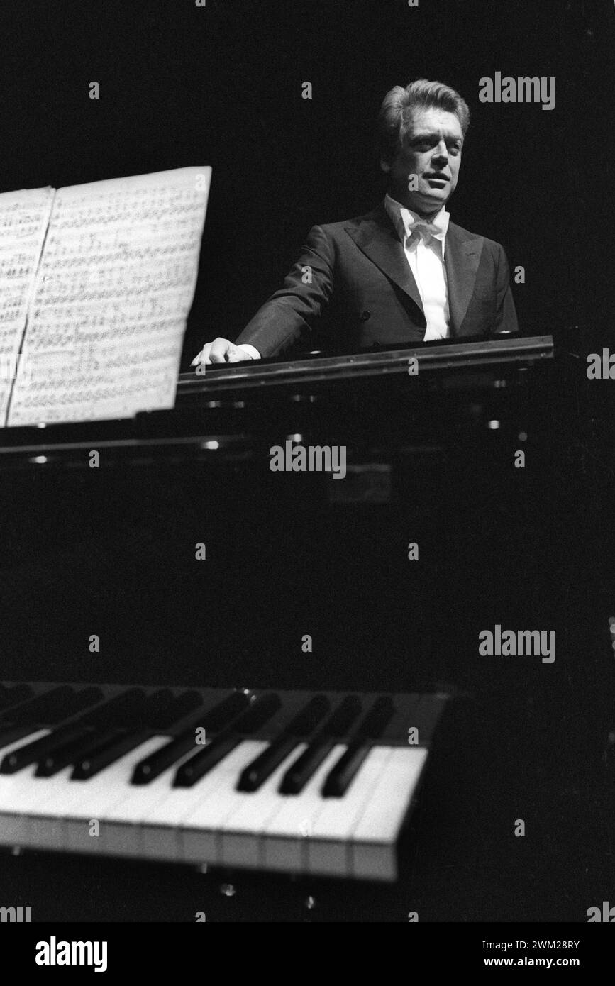 English baritone singer Black and White Stock Photos & Images - Alamy