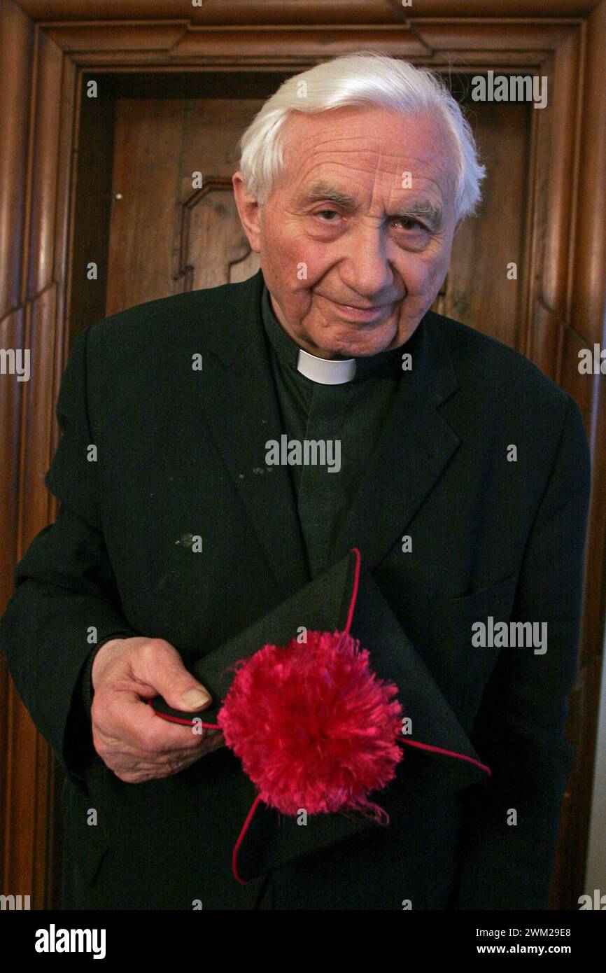 Daddy benedetto xvi hi-res stock photography and images - Alamy
