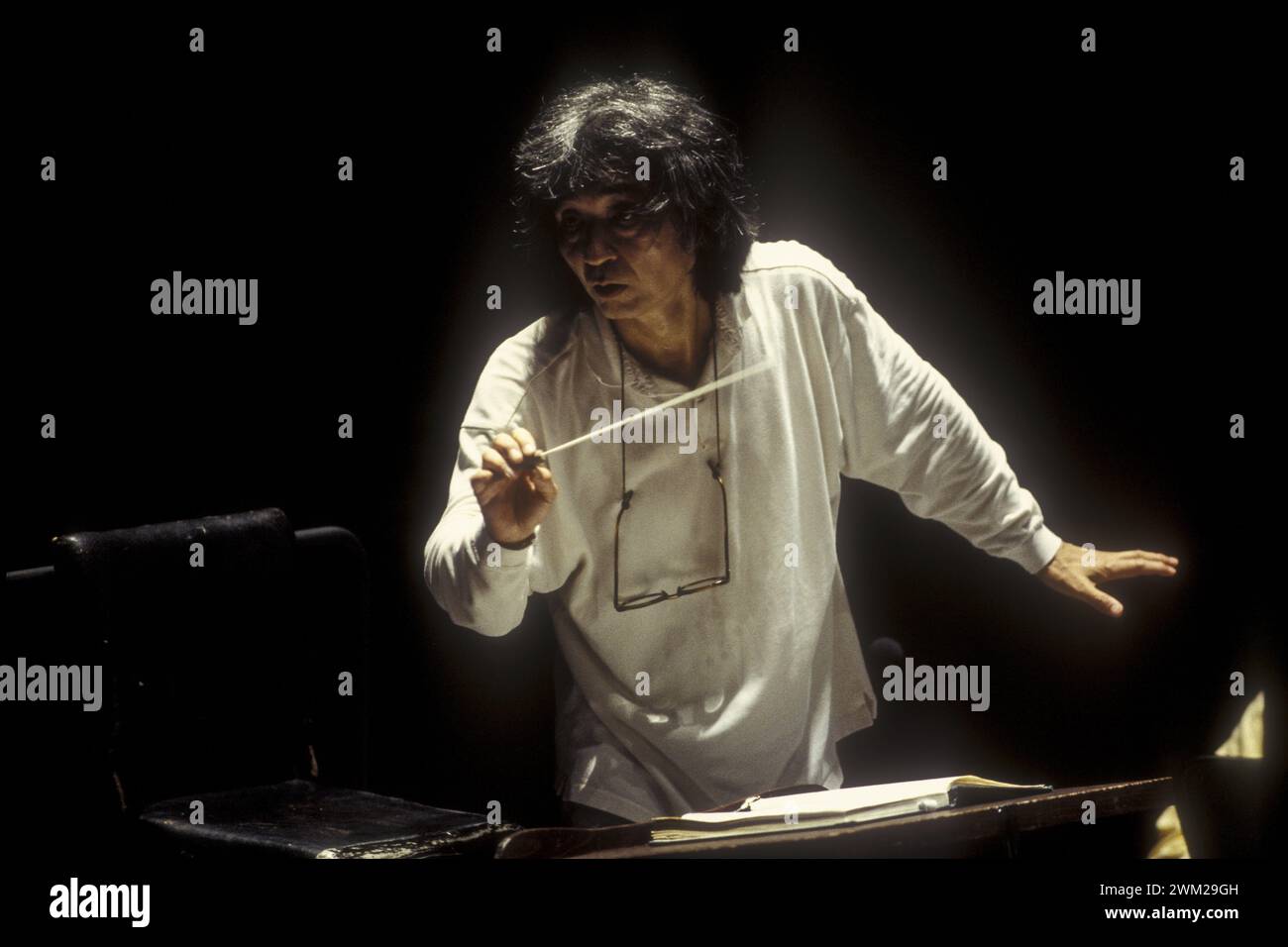 MME4805921 Florence, 1995. Japanese conductor Seiji Ozawa performing a ...
