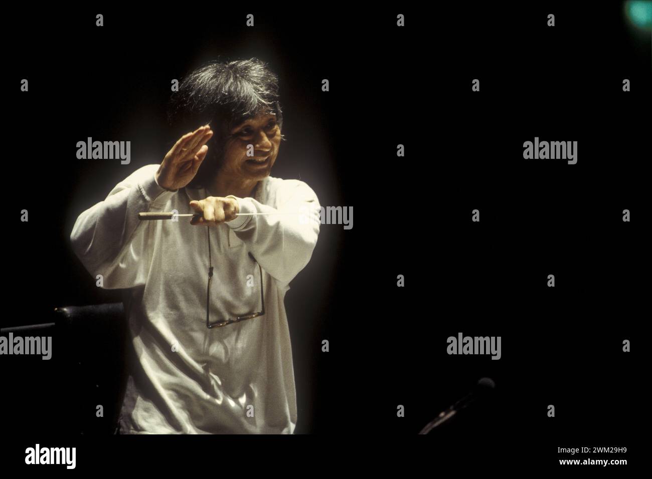 MME4805951 Florence, 1995. Japanese conductor Seiji Ozawa performing a ...