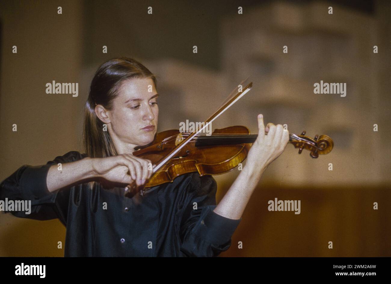 Russian female violinists hi-res stock photography and images - Alamy