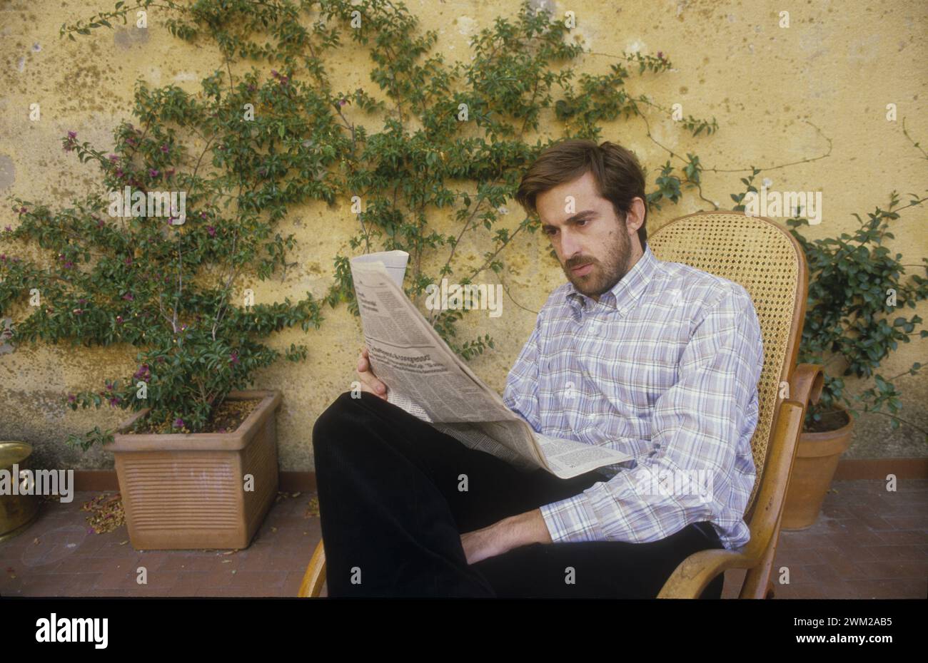 Leggere i giornali hi-res stock photography and images - Alamy