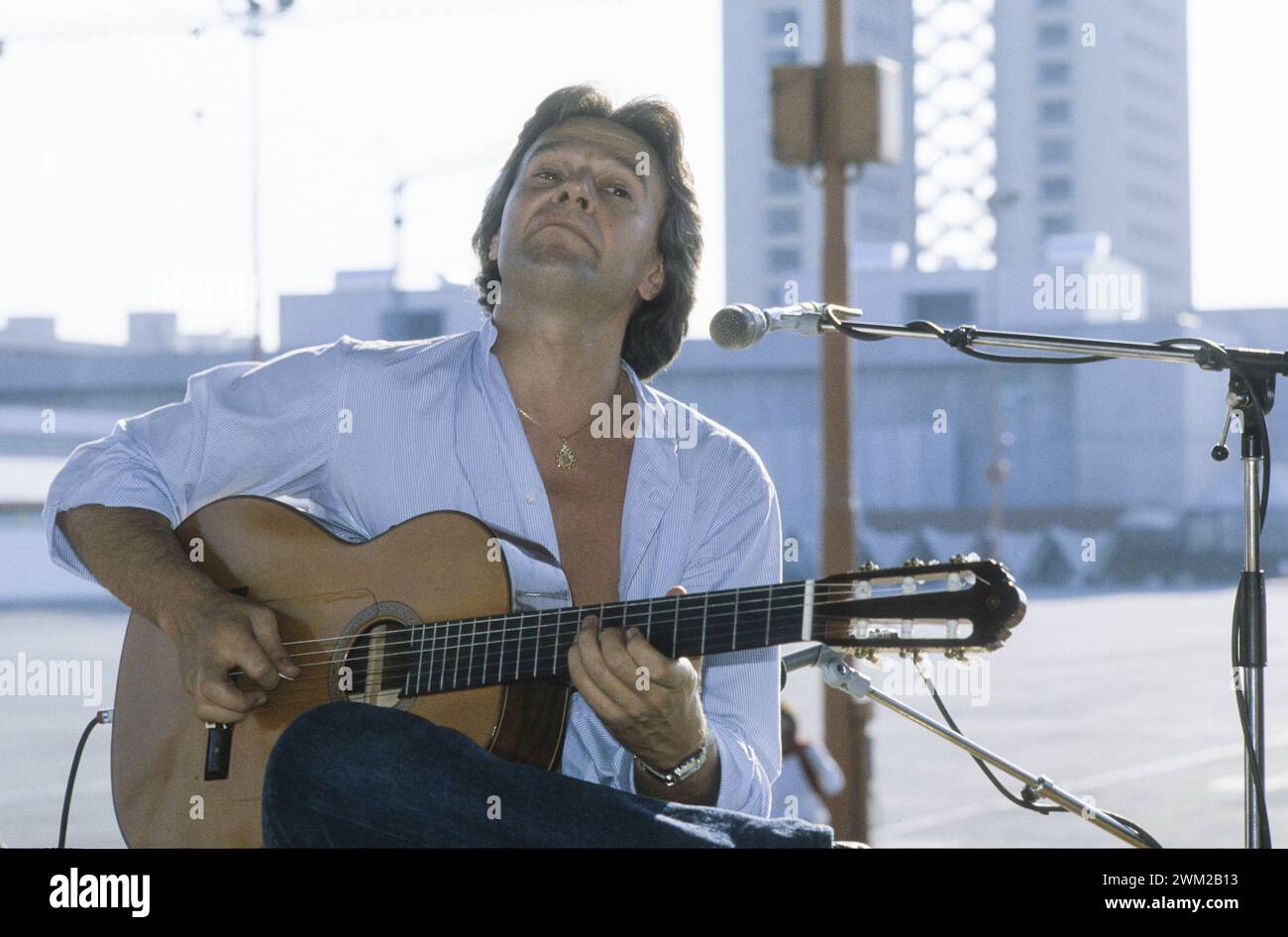 MME4812870 Rome, about 1985. British jazz-fusion guitarist John ...