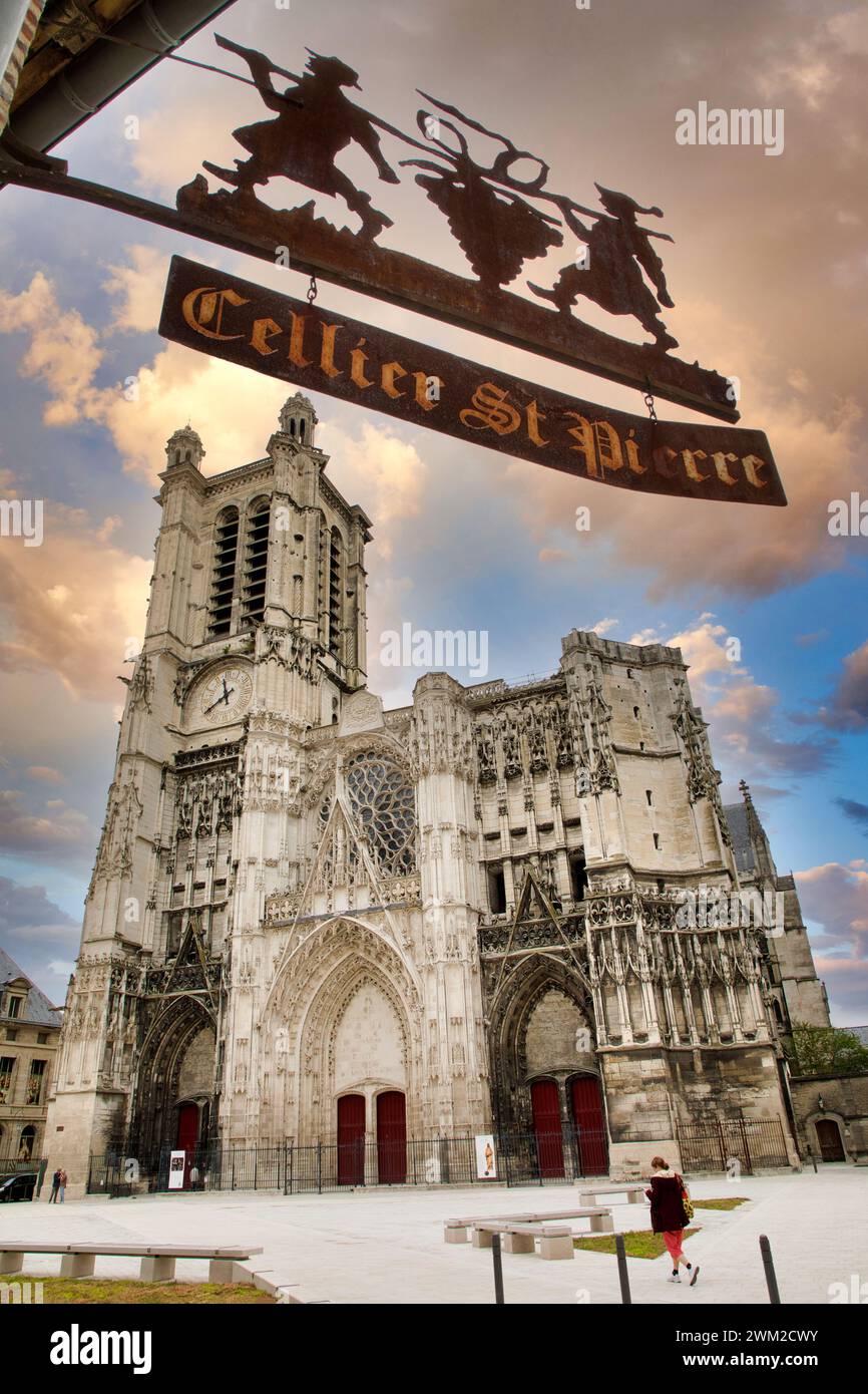 Place Saint-Pierre, Cathedrale Saint-Pierre Saint-Paul, Troyes ...